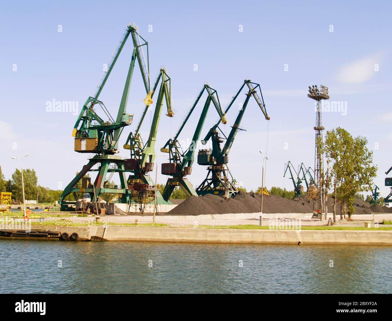 Graving shipyard hi-res stock photography and images - Alamy