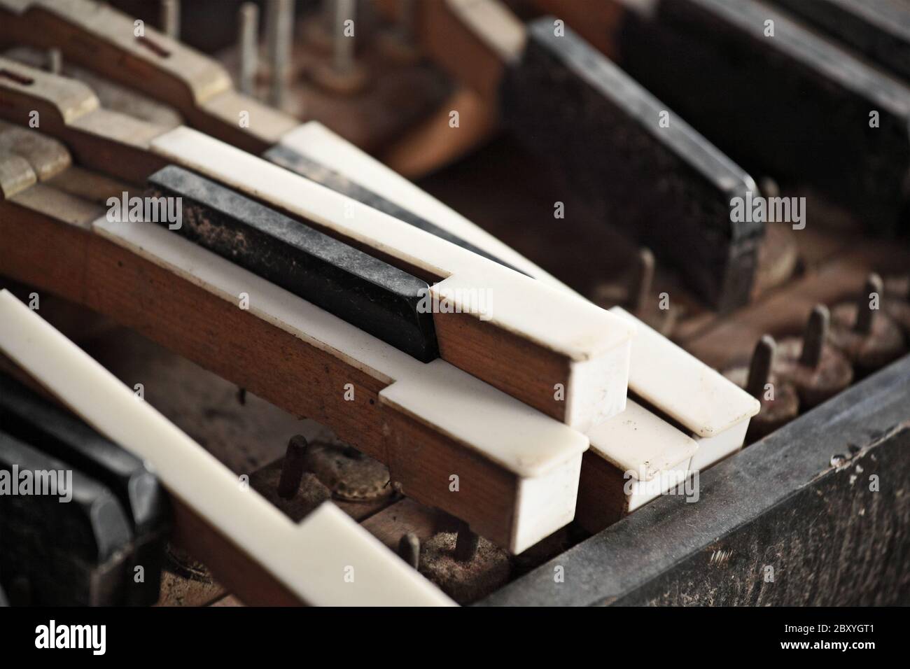 Broken piano keys Stock Photo - Alamy