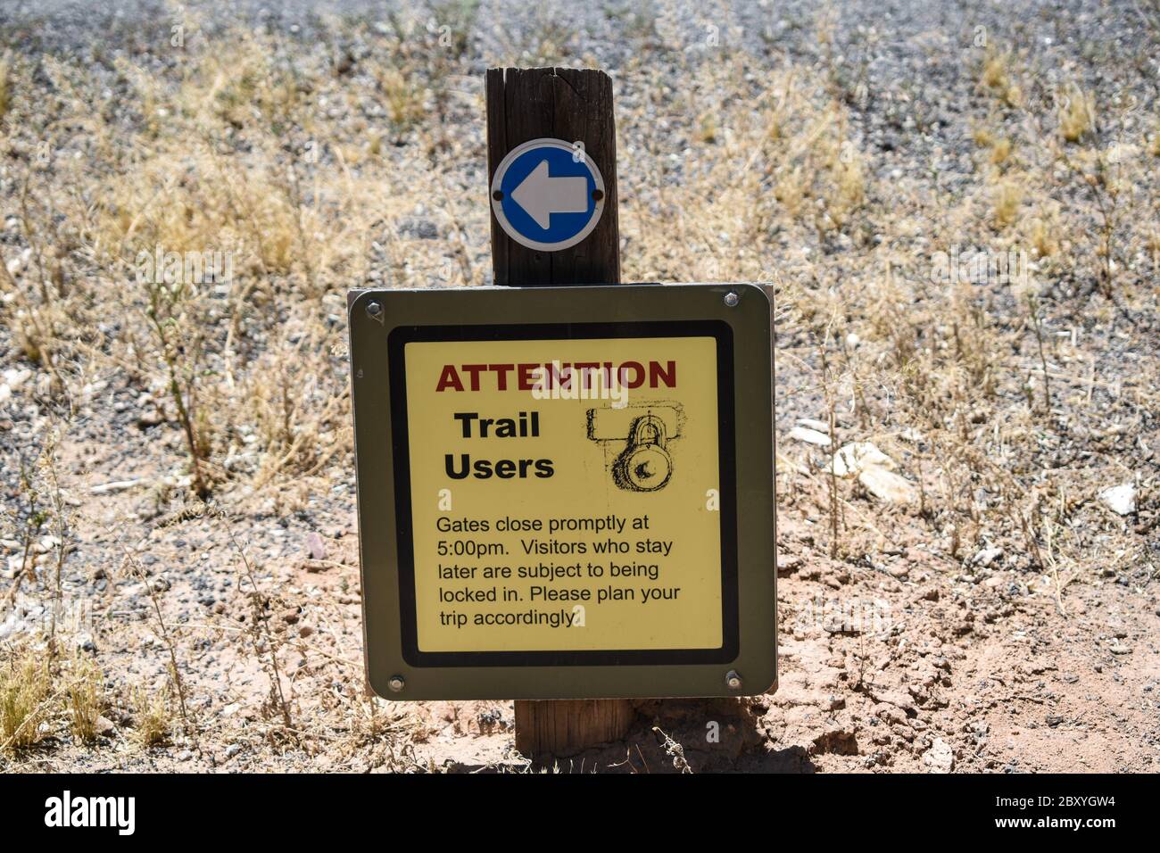 sign explaining that the gates close at 5pm Stock Photo - Alamy