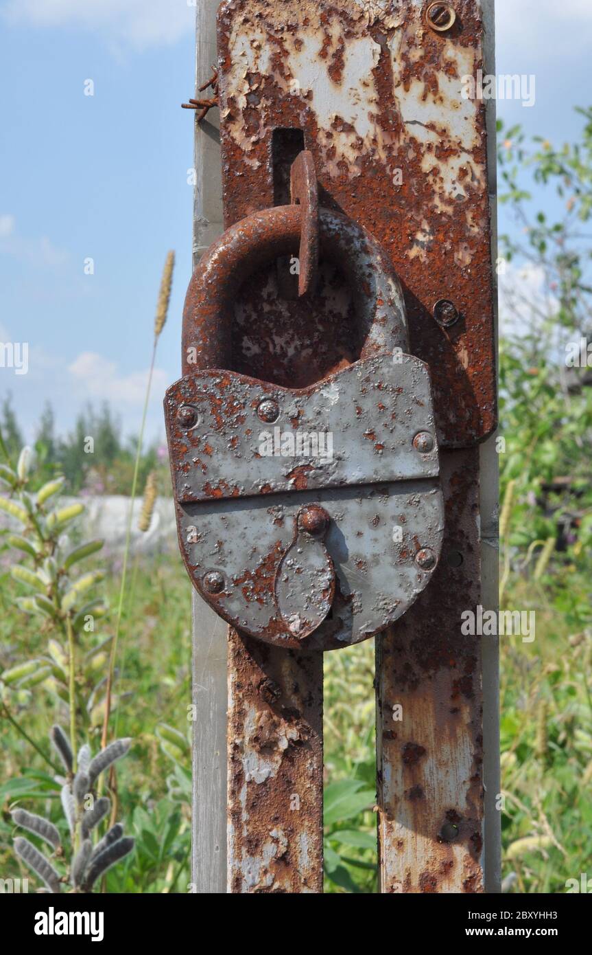 Broken iron gate hi-res stock photography and images - Alamy