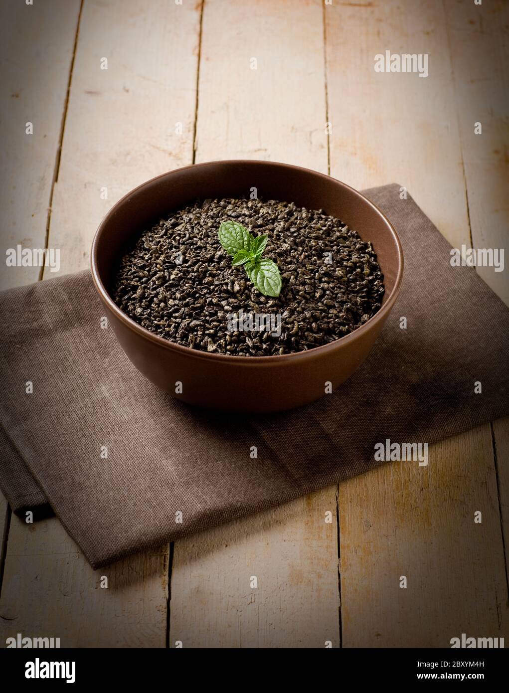 Raw mint tea Stock Photo - Alamy