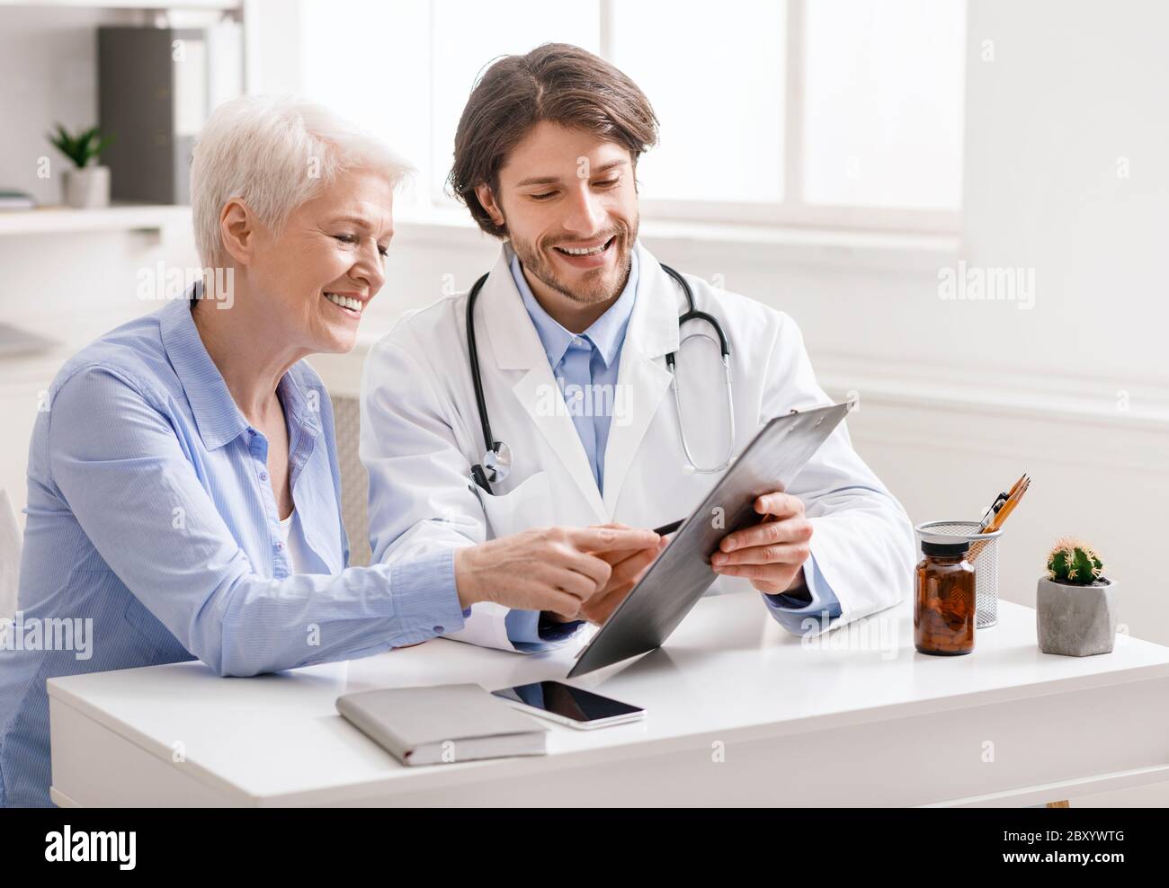 Woman recommendation hi-res stock photography and images - Alamy