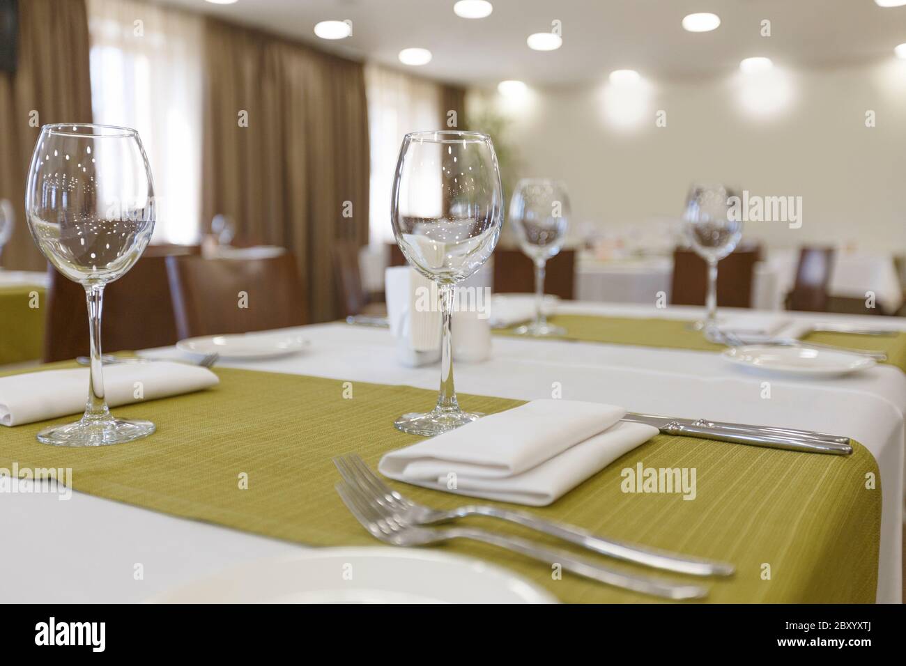Guests dining table hi-res stock photography and images - Alamy