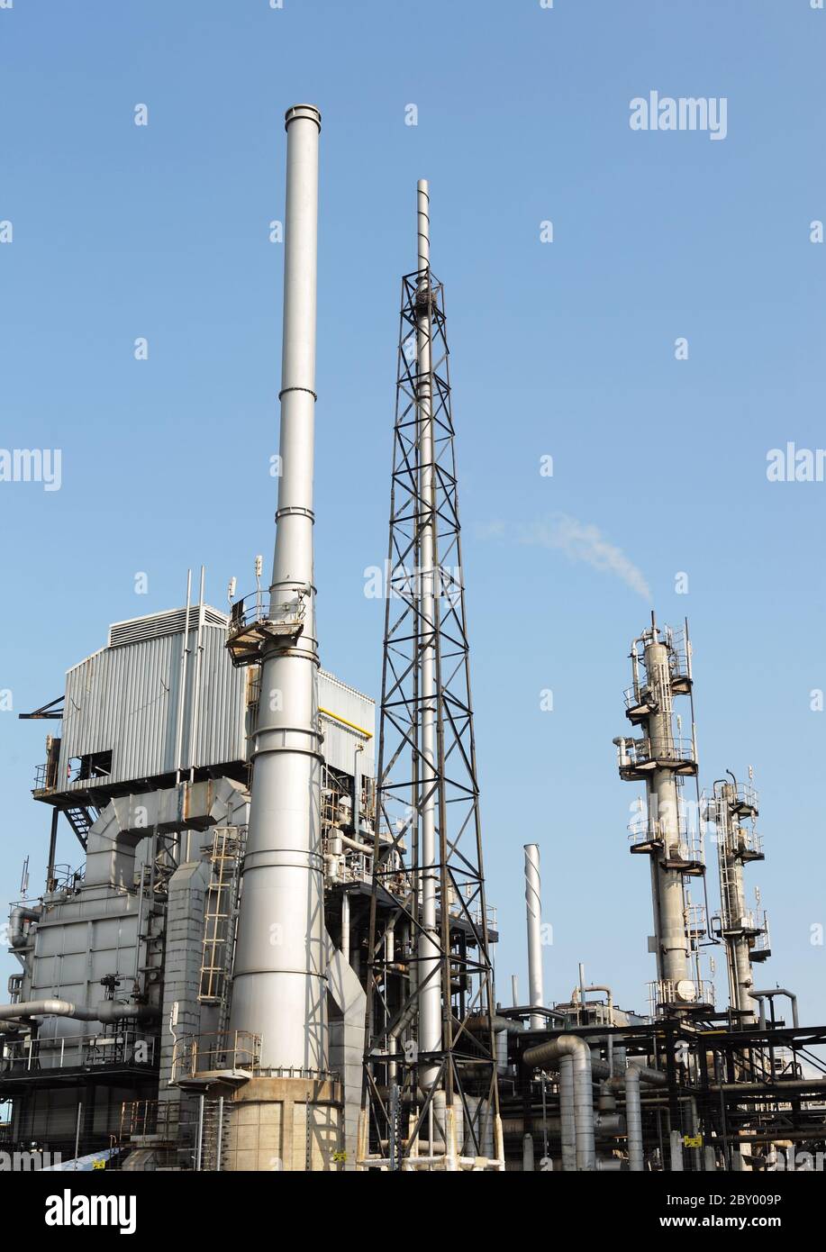 Distillation tower damage hi-res stock photography and images - Alamy