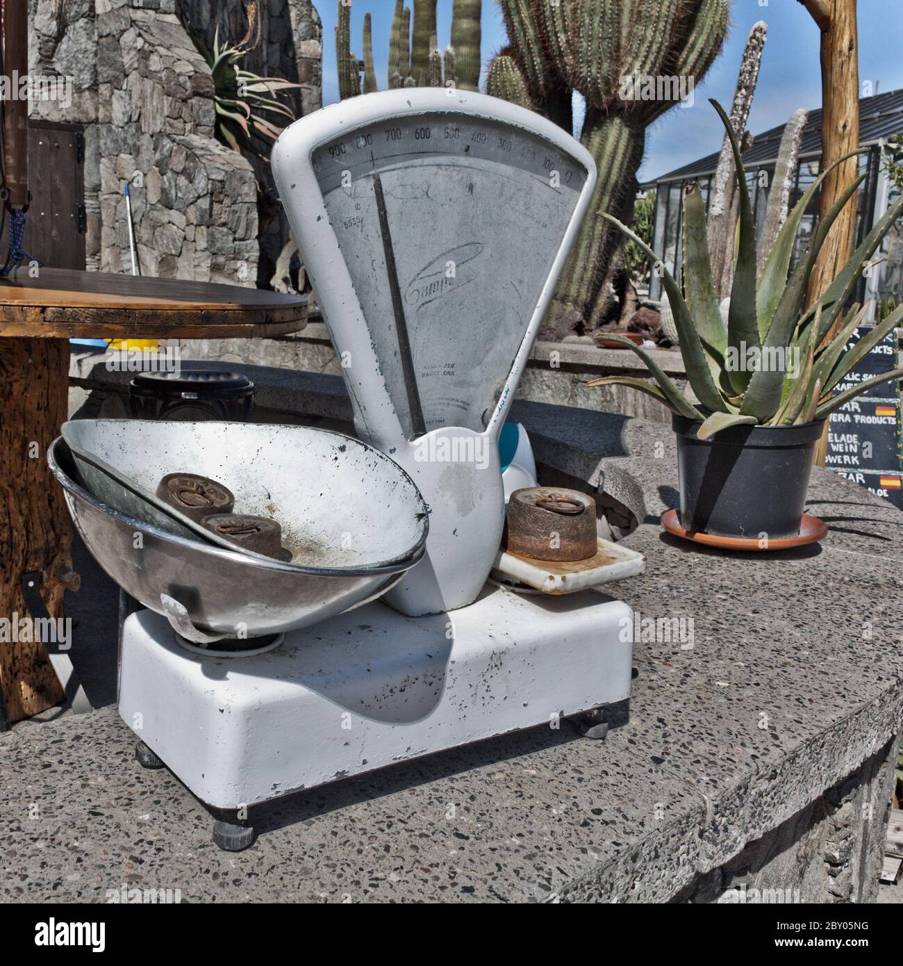 Antique kitchen scales hi-res stock photography and images - Alamy