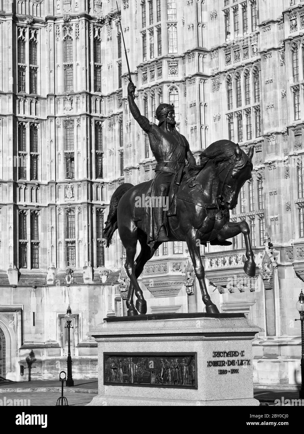 Richard the lionheart statue Black and White Stock Photos & Images - Alamy
