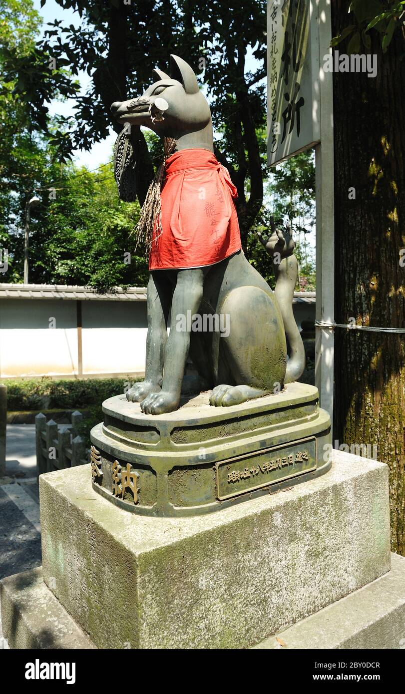 Kitsune stone statue hi-res stock photography and images - Alamy