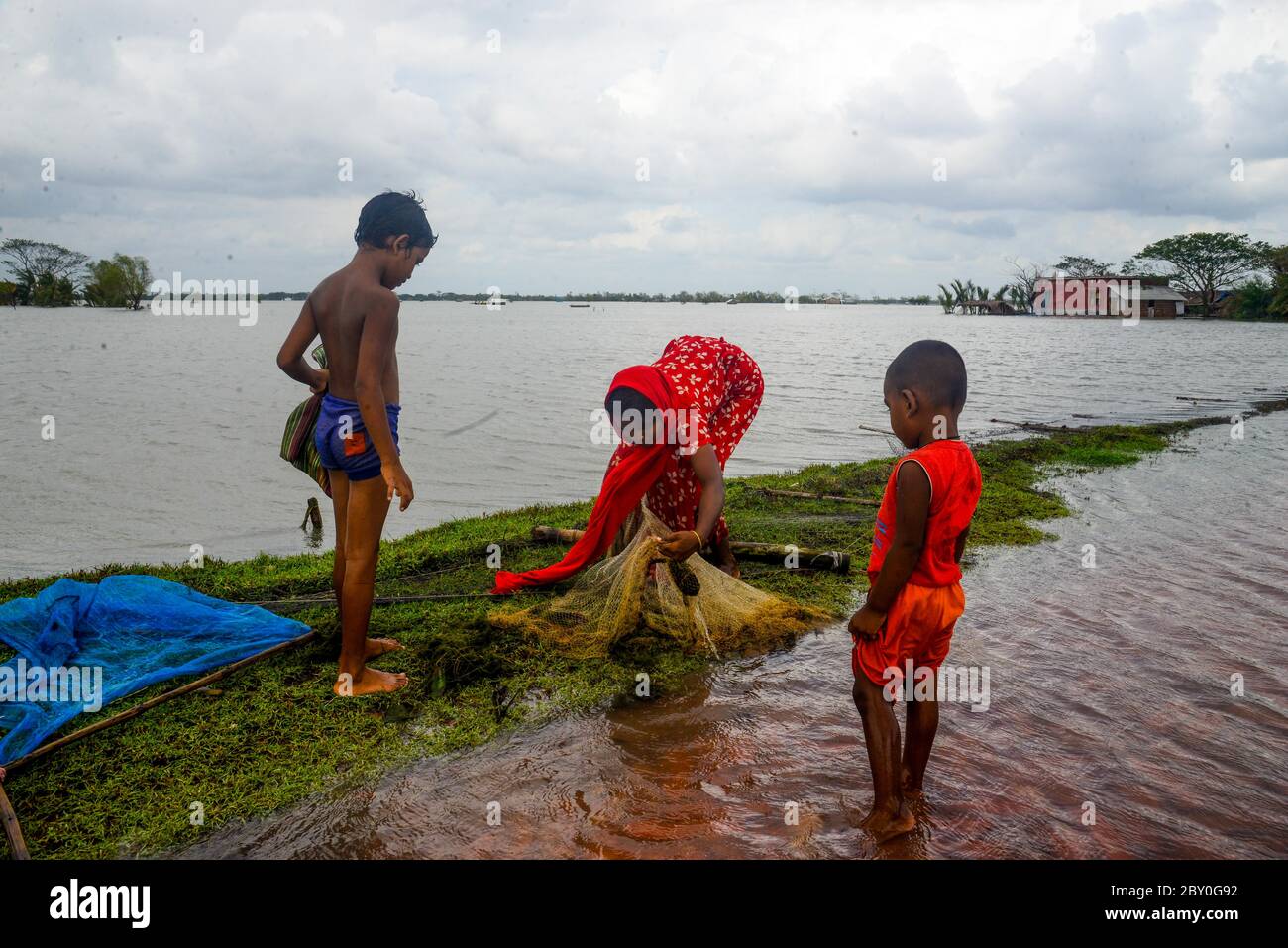 Satkhira, Bangladesh. 5th June, 2020. A woman and her kids are seen ...