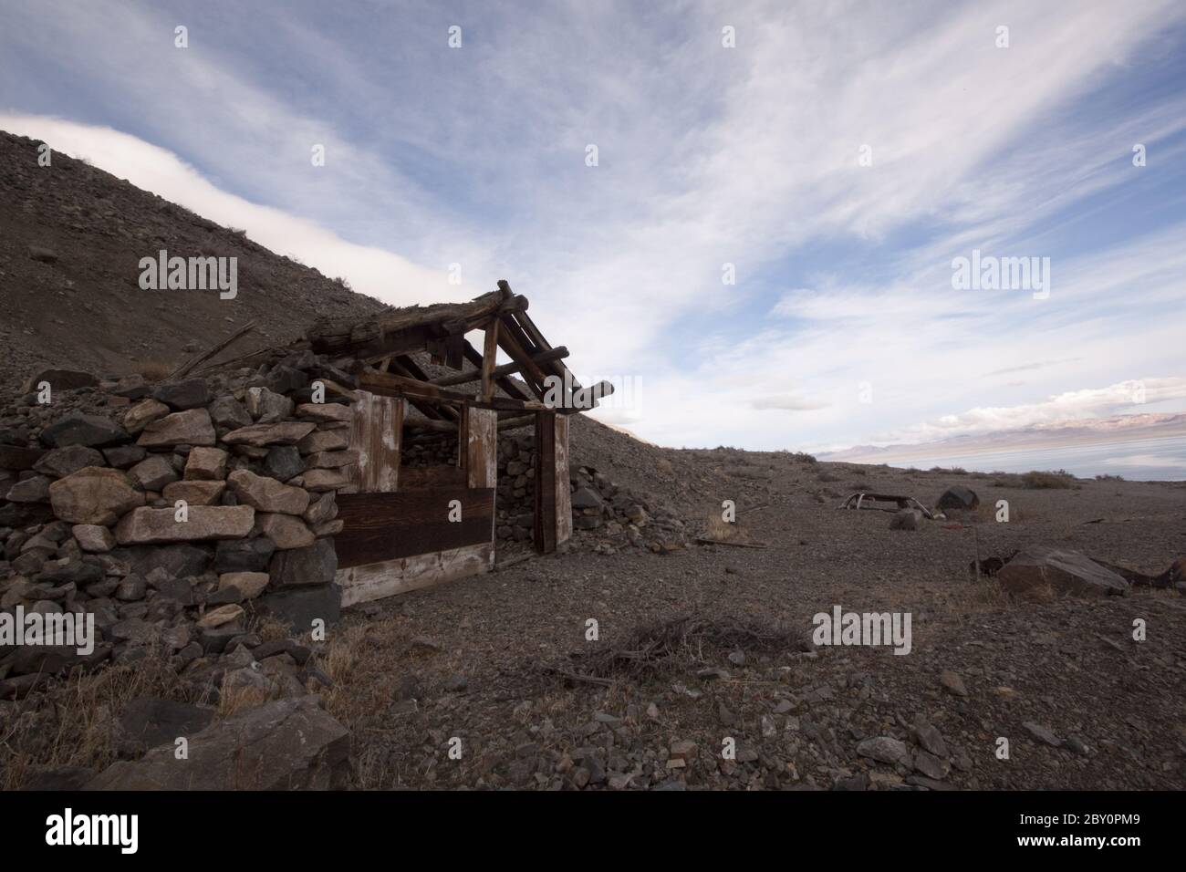 Abandoned mining shack in the desert Stock Photo - Alamy