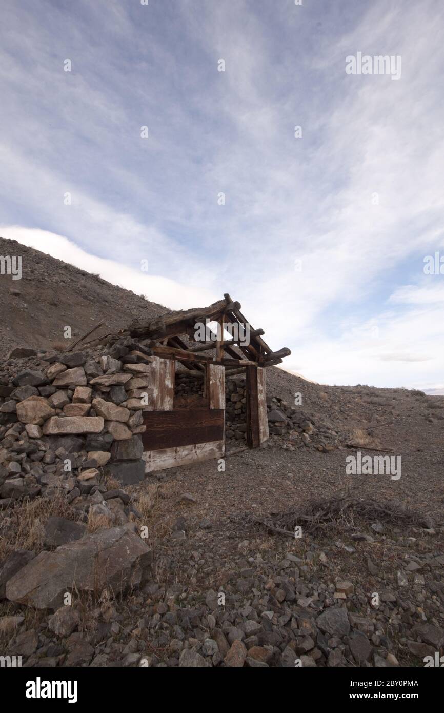 Abandoned mining shack in the desert Stock Photo - Alamy