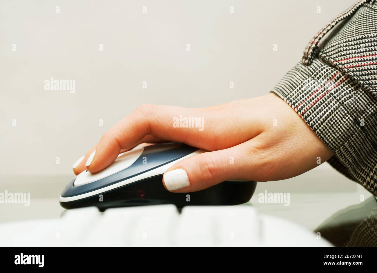 Female hand holding computer mouse Stock Photo - Alamy