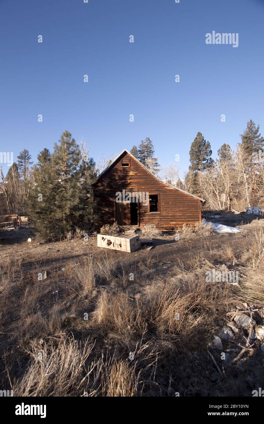 Old abandoned log cabin in hi-res stock photography and images - Alamy