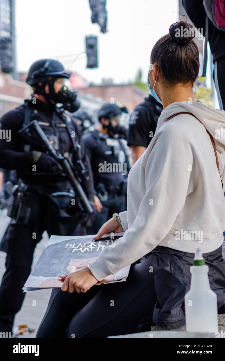 Dispersing protesters protestors hi-res stock photography and images ...