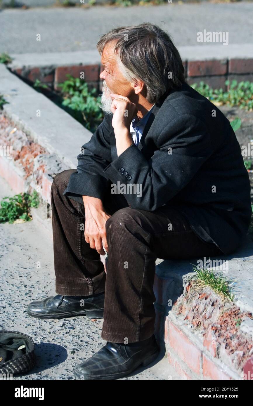 Homeless old man Stock Photo - Alamy