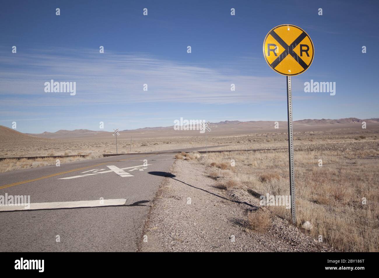Railroad crossing tracks in the desert Stock Photo - Alamy
