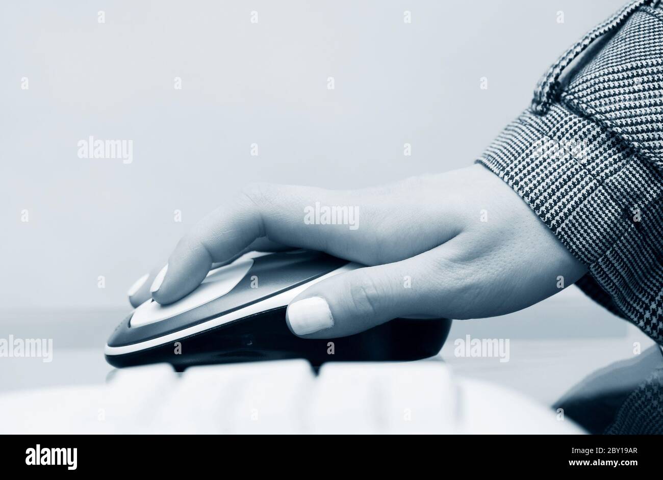 Female hand holding computer mouse Stock Photo - Alamy