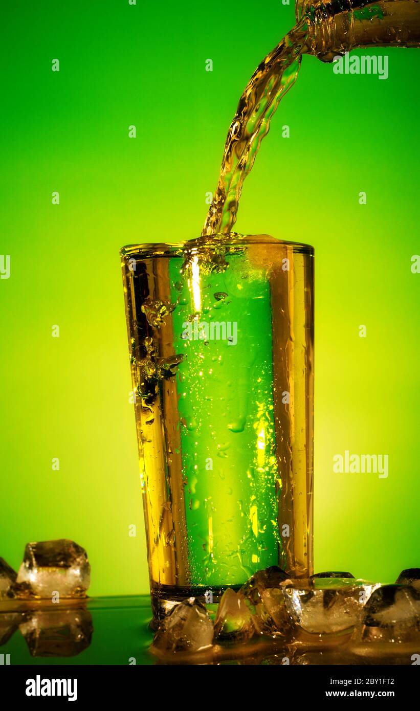 Pouring soda fizzy cold drink hi-res stock photography and images - Alamy