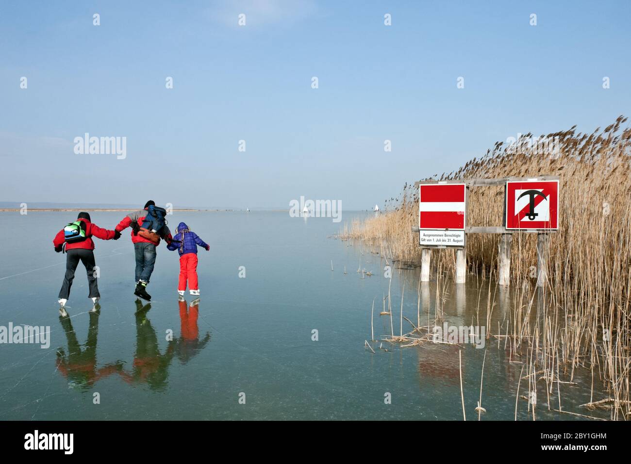 Run by the lake hi-res stock photography and images - Alamy