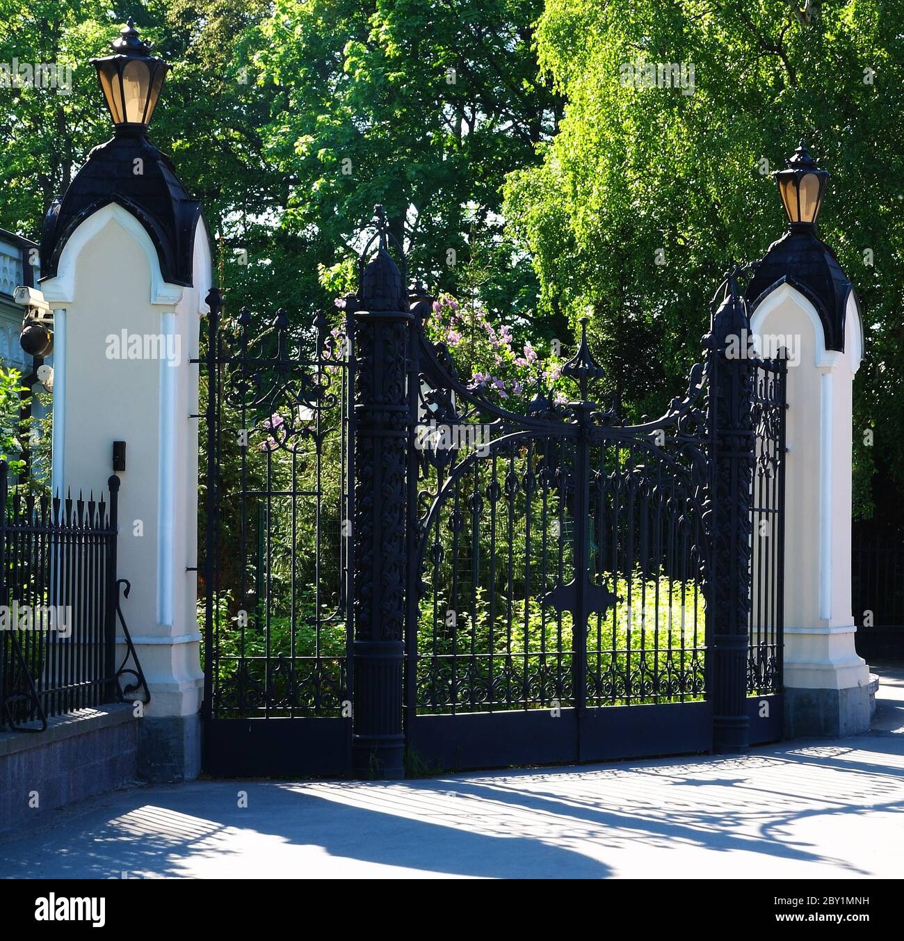 Old gates hi-res stock photography and images - Alamy