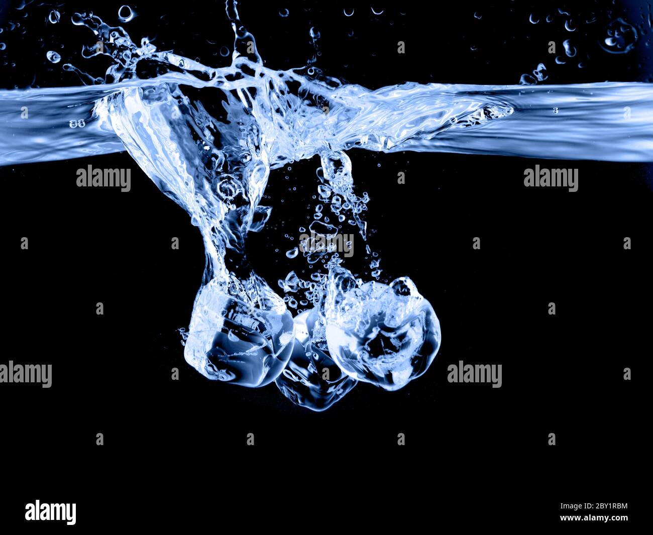Ice cube dropped water splash hi-res stock photography and images - Alamy