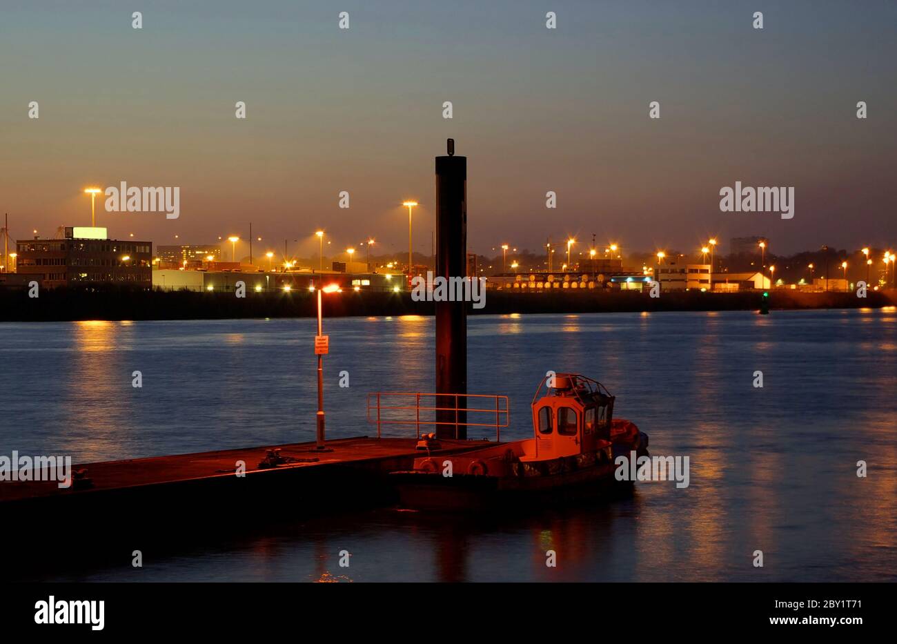 Mooring boat hi-res stock photography and images - Alamy