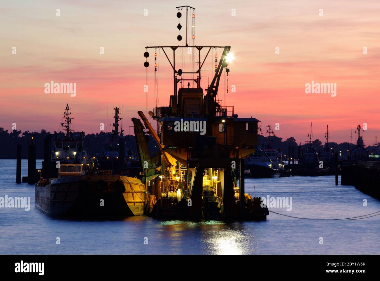 Floating dredgers hi-res stock photography and images - Alamy