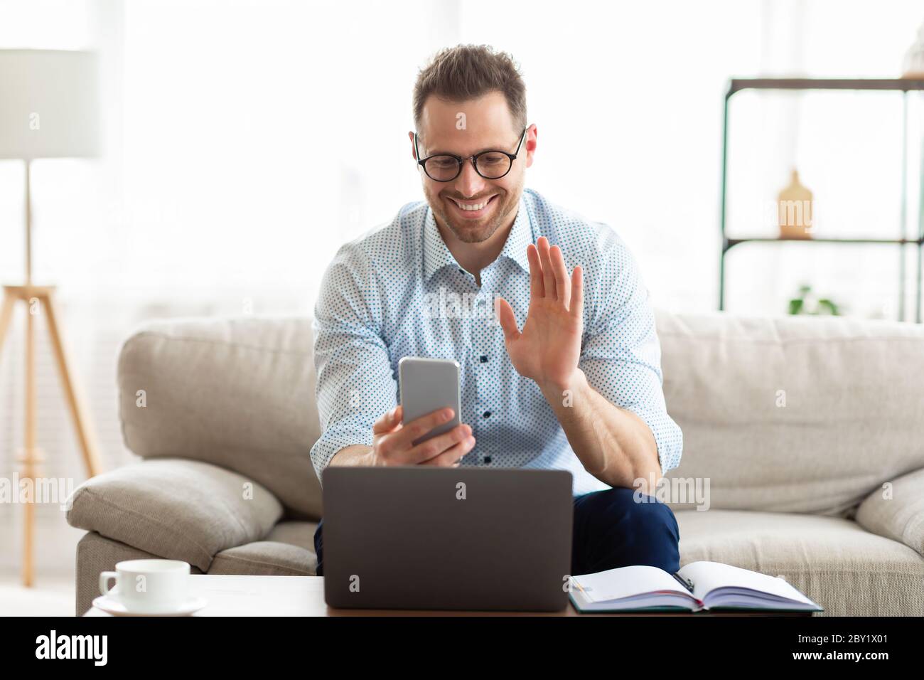 Friends computer mobile phone hi-res stock photography and images - Alamy