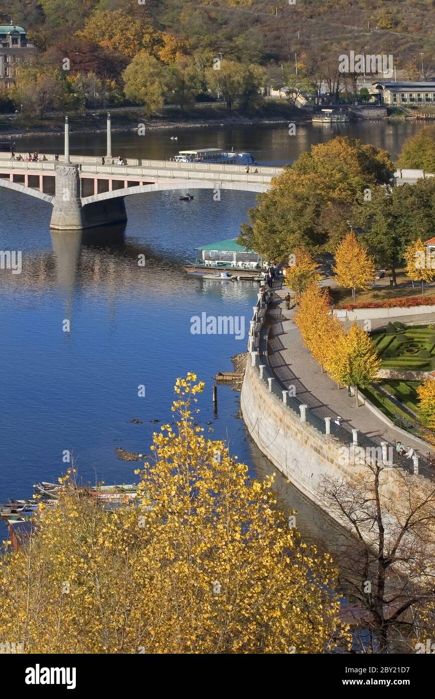 Bridge roof hi-res stock photography and images - Alamy