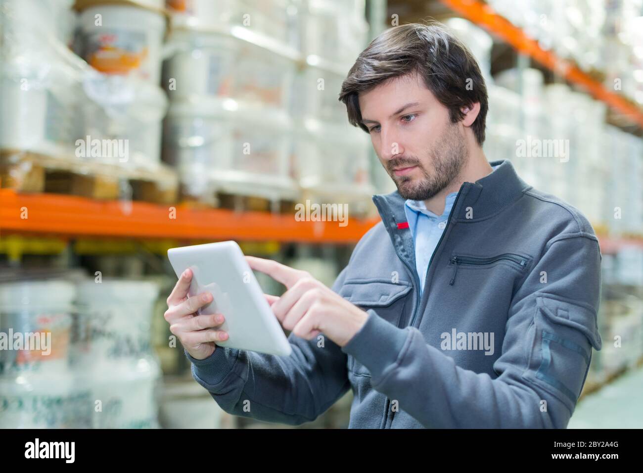 warehouse inventory worker using tablet Stock Photo - Alamy