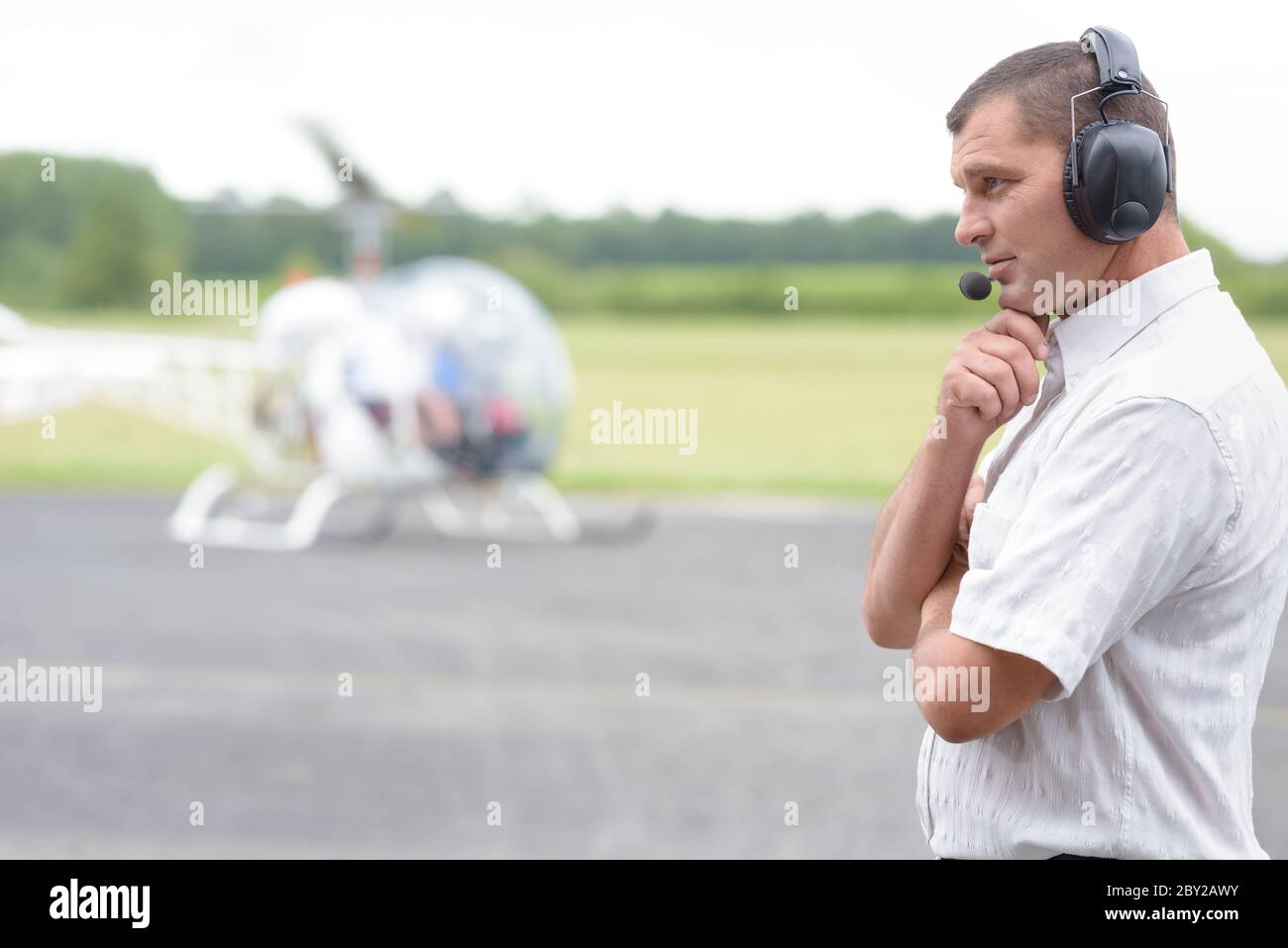 Helicopter landing oil rig offshore hi-res stock photography and images ...