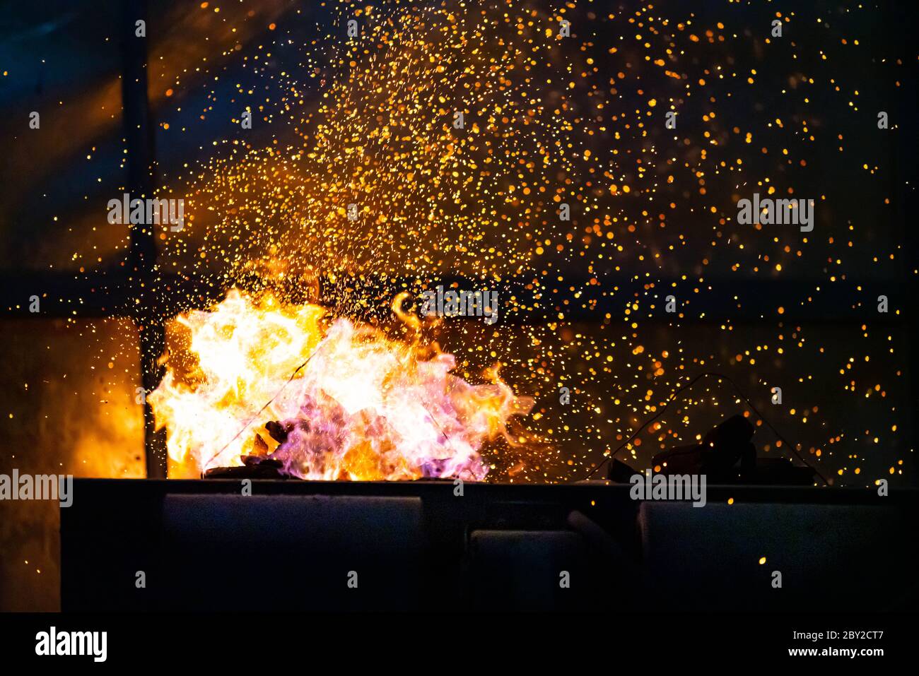 Log fire backdrop hi-res stock photography and images - Alamy