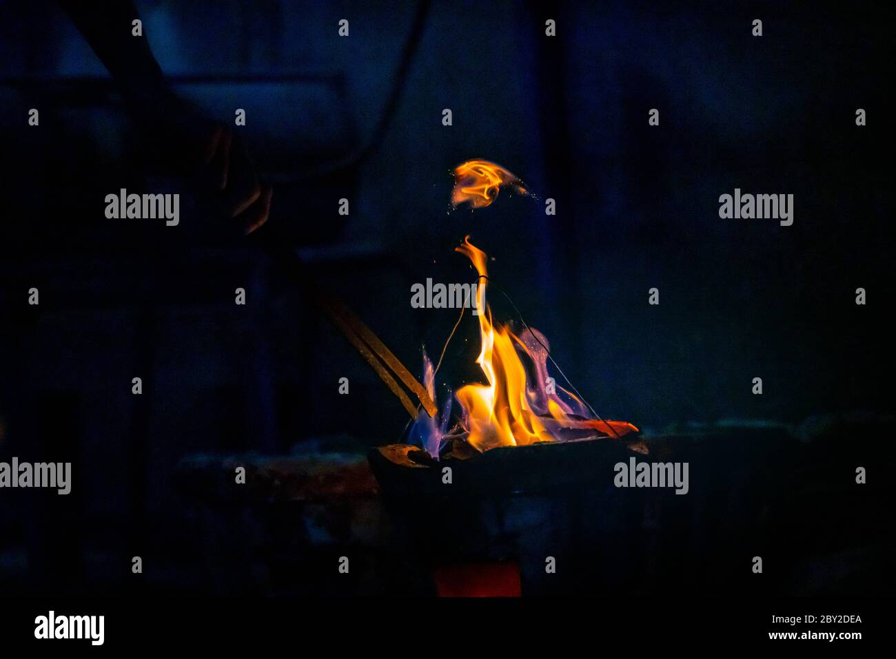 Burning charcoal fire hi-res stock photography and images - Alamy