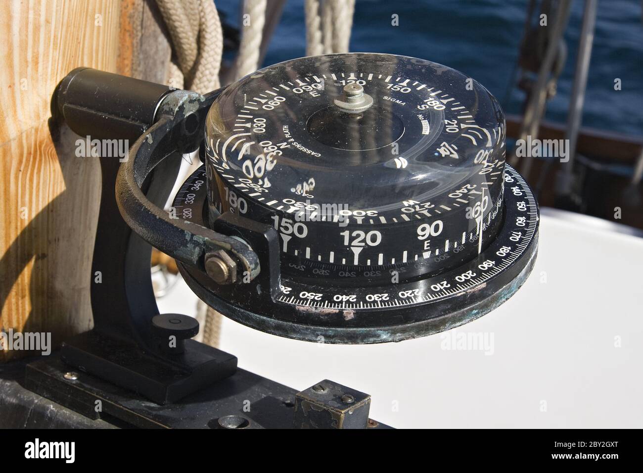 Close up of an old-fashioned ship's compass Stock Photo - Alamy