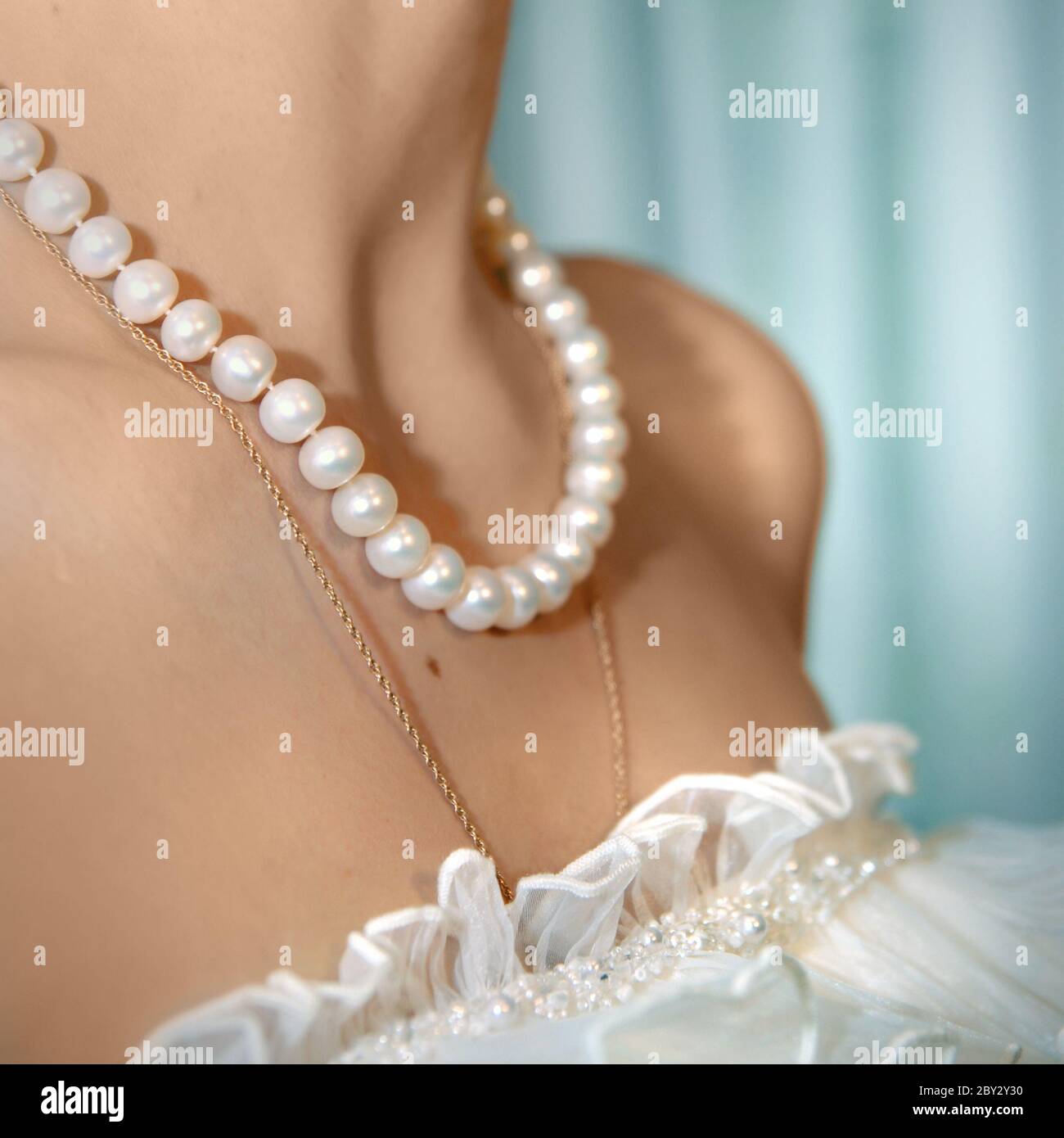 wedding photo of pearl on the neck Stock Photo - Alamy