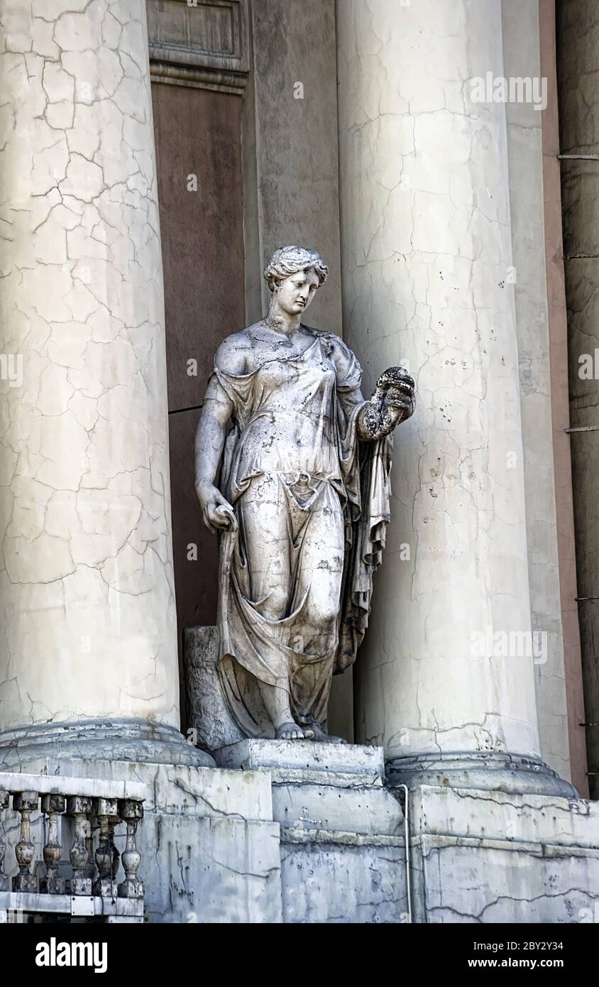 Statue and columns Stock Photo - Alamy
