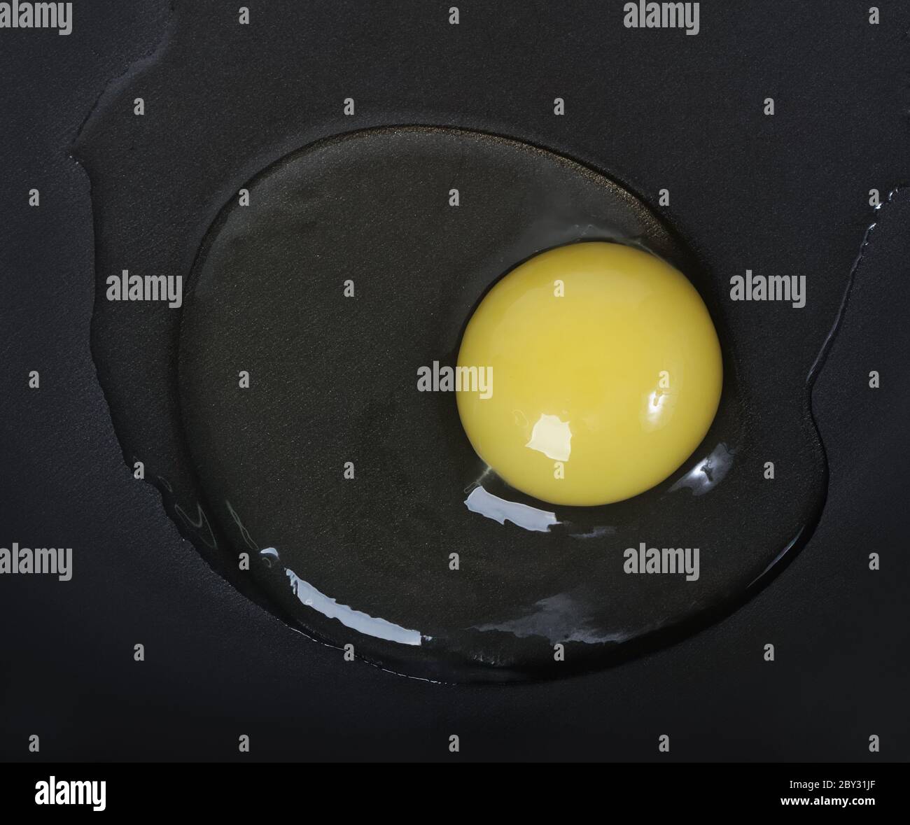 Yolk single hi-res stock photography and images - Alamy