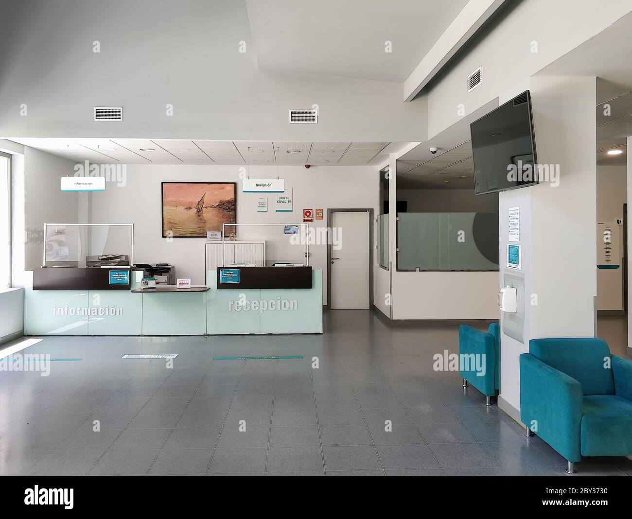 Modern reception desk hi-res stock photography and images - Alamy