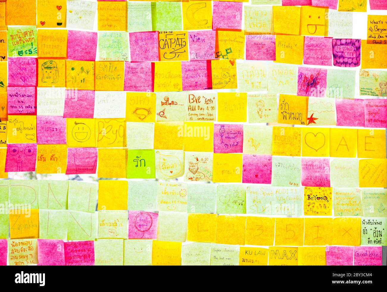 Short message on notepaper grunge background Stock Photo - Alamy