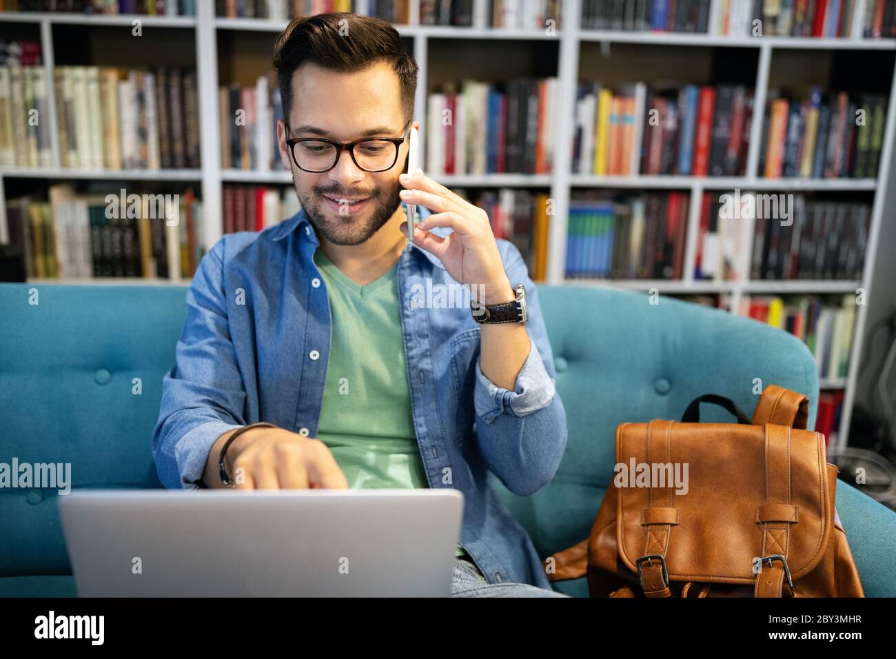 Mobile phone reading library hi-res stock photography and images - Alamy