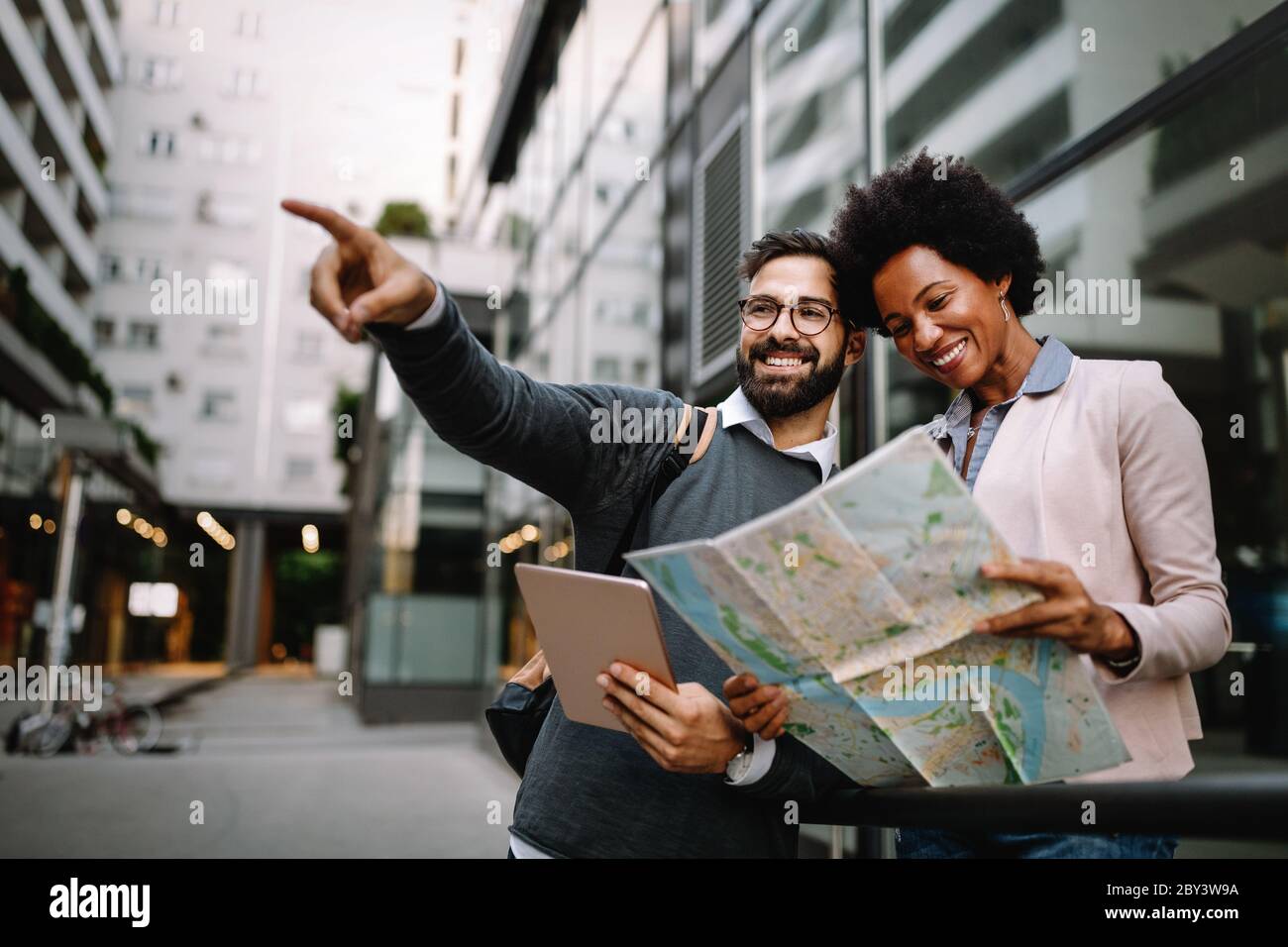 Young lost woman holding city map hi-res stock photography and images ...