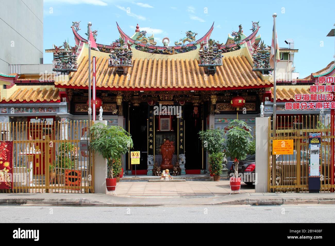 chinese buddhist temple (leong san see) in singapore Stock Photo - Alamy