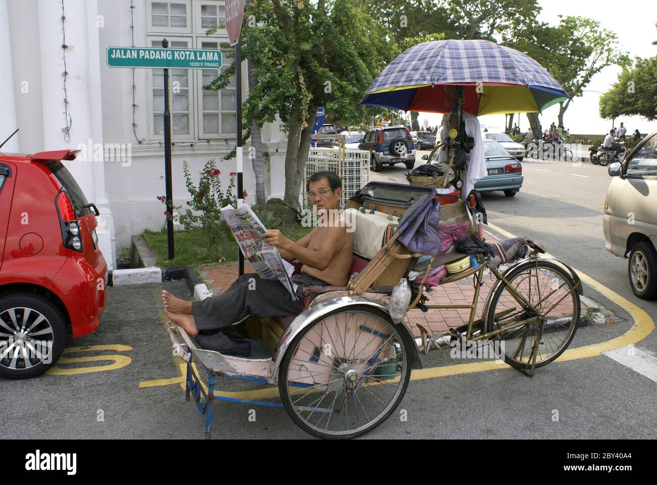 Man driving cycle rickshaw hi-res stock photography and images - Alamy