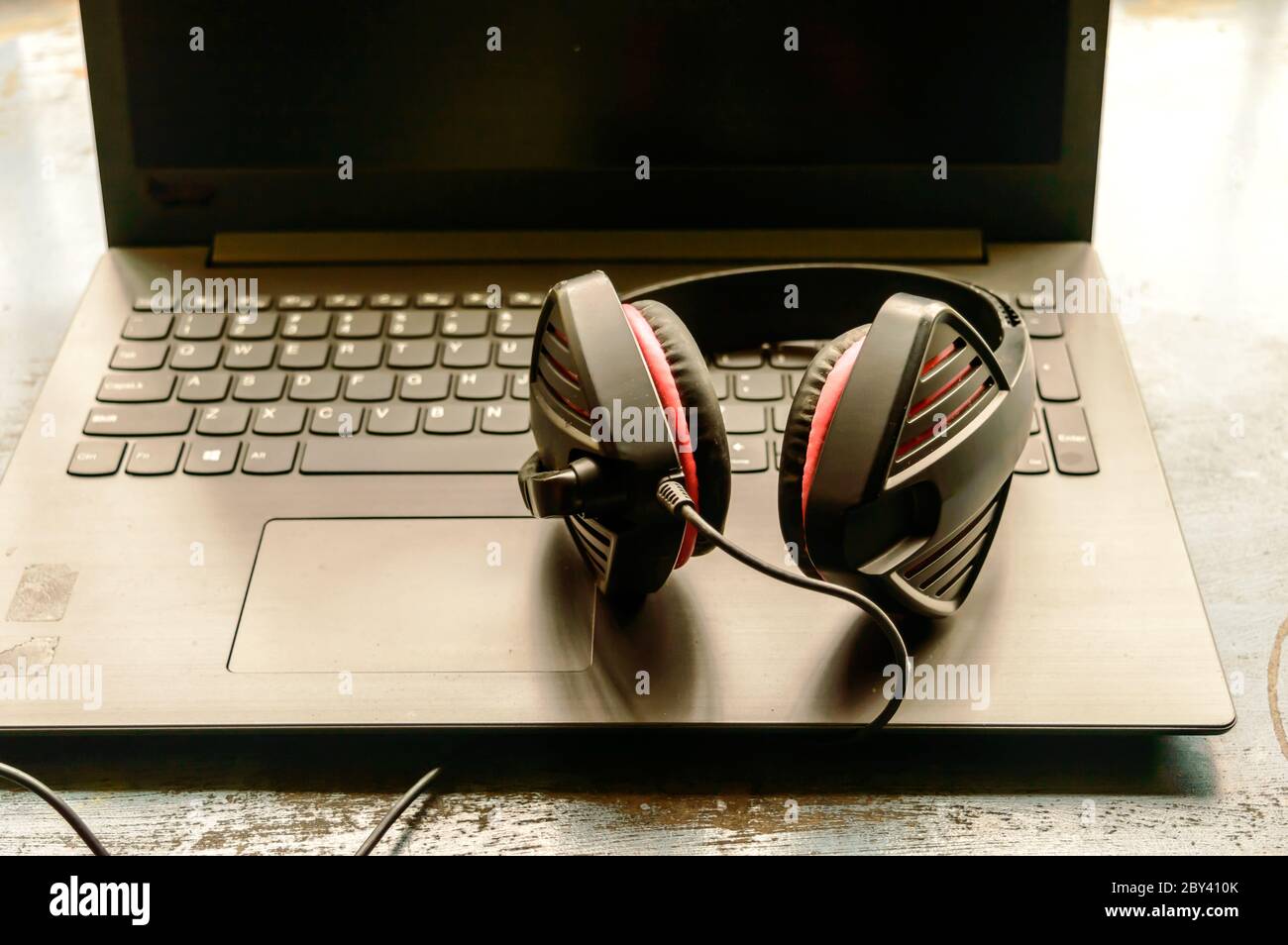 Binaural sound hi-res stock photography and images - Alamy