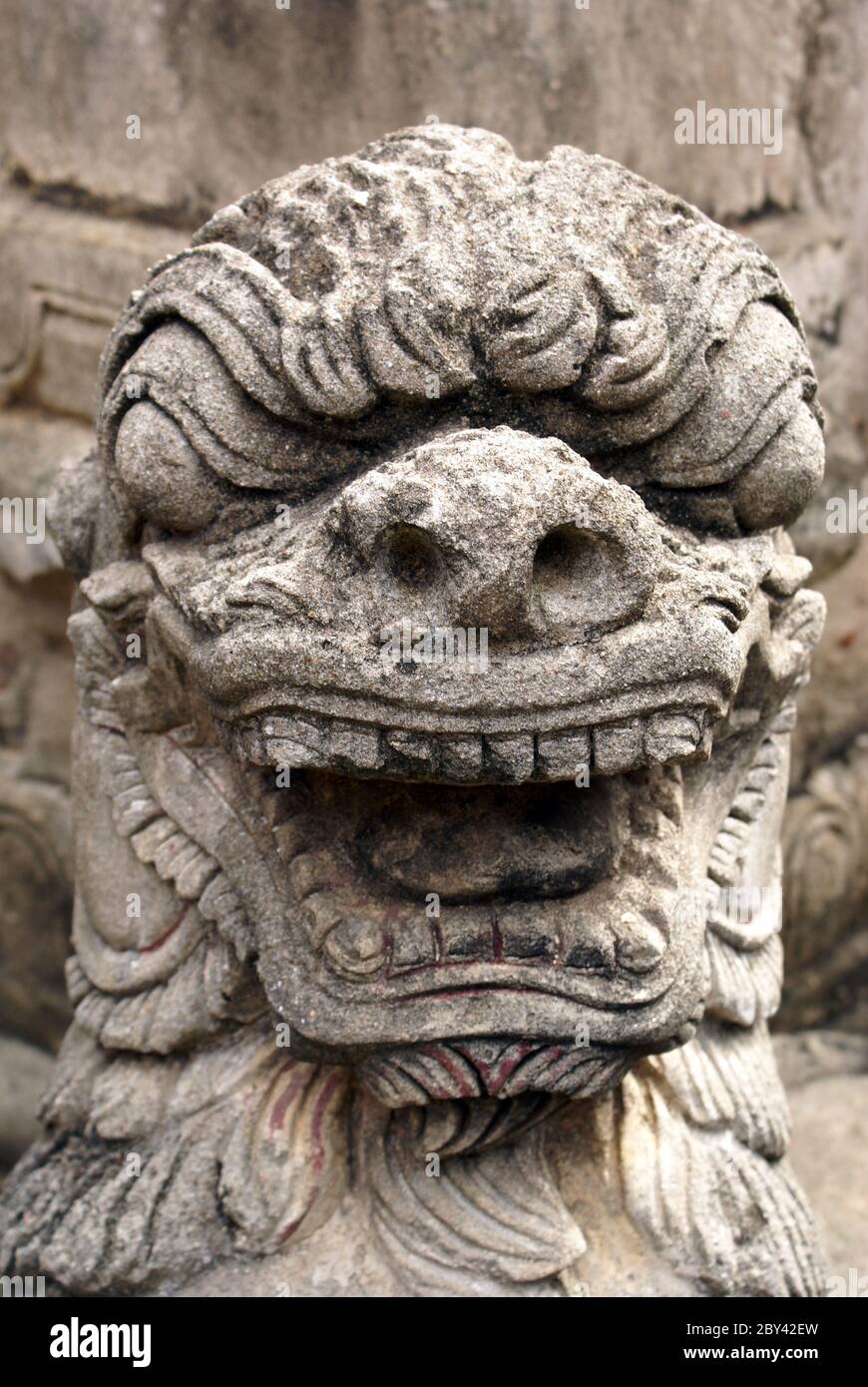 Dog statue stone head hi-res stock photography and images - Alamy