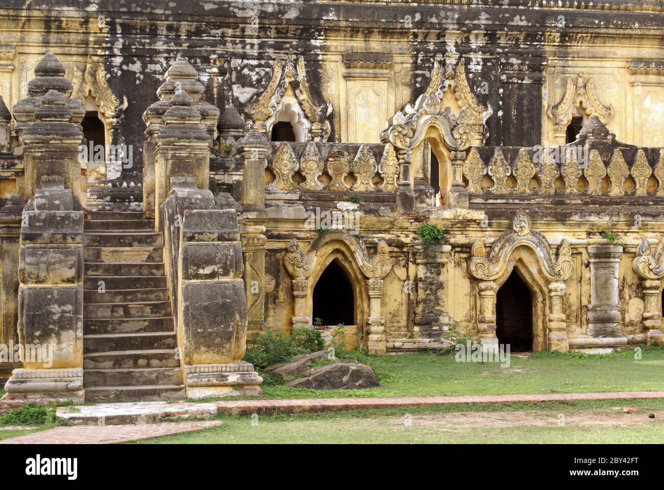 Temple facade hi-res stock photography and images - Alamy