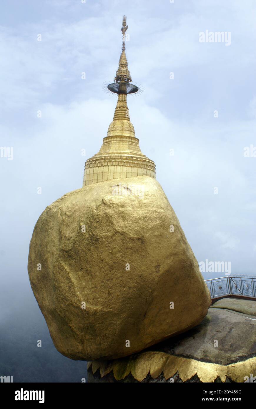 Cloud rock pagoda hi-res stock photography and images - Alamy