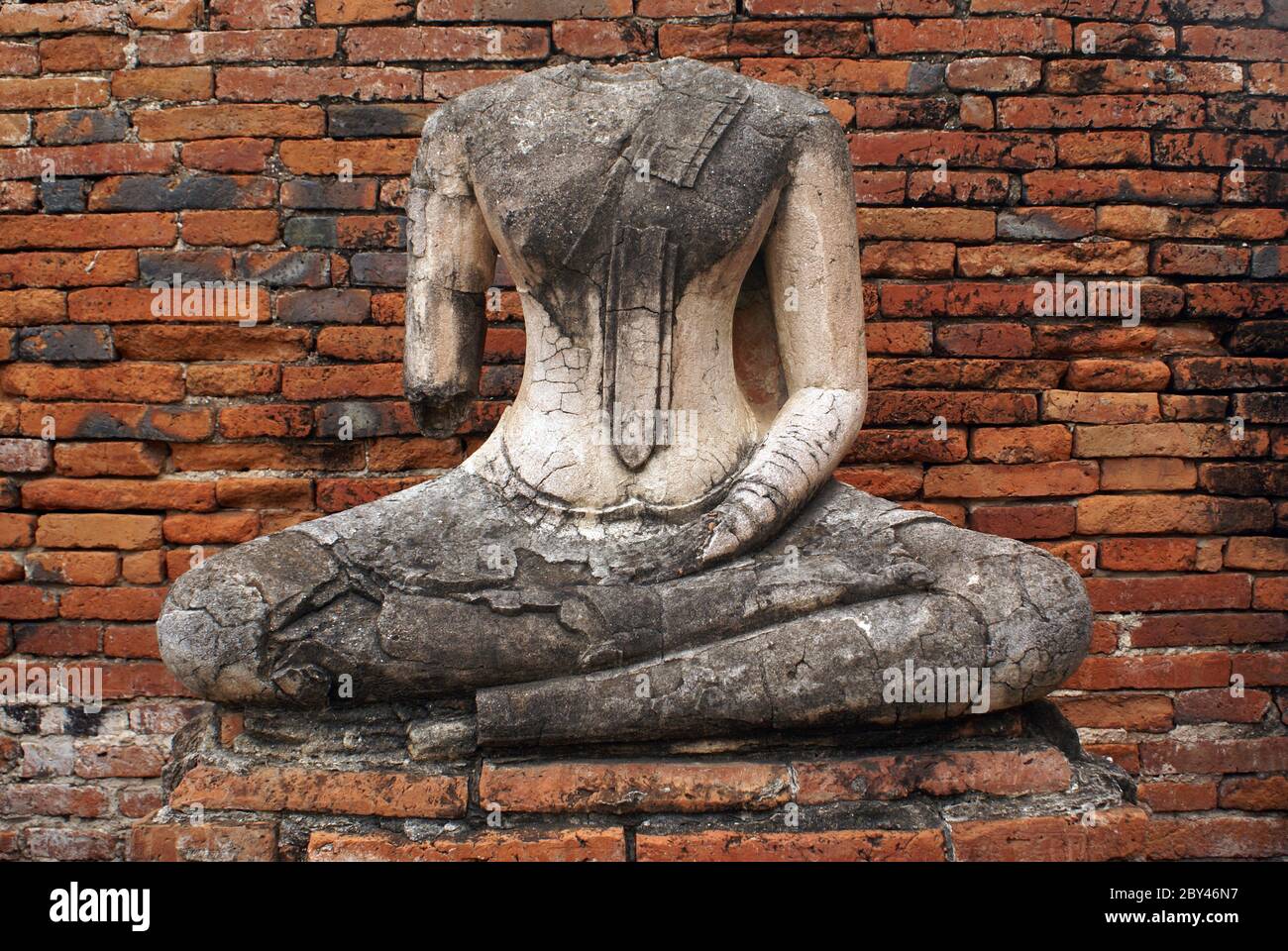 Buddha with crossed legs hi-res stock photography and images - Alamy