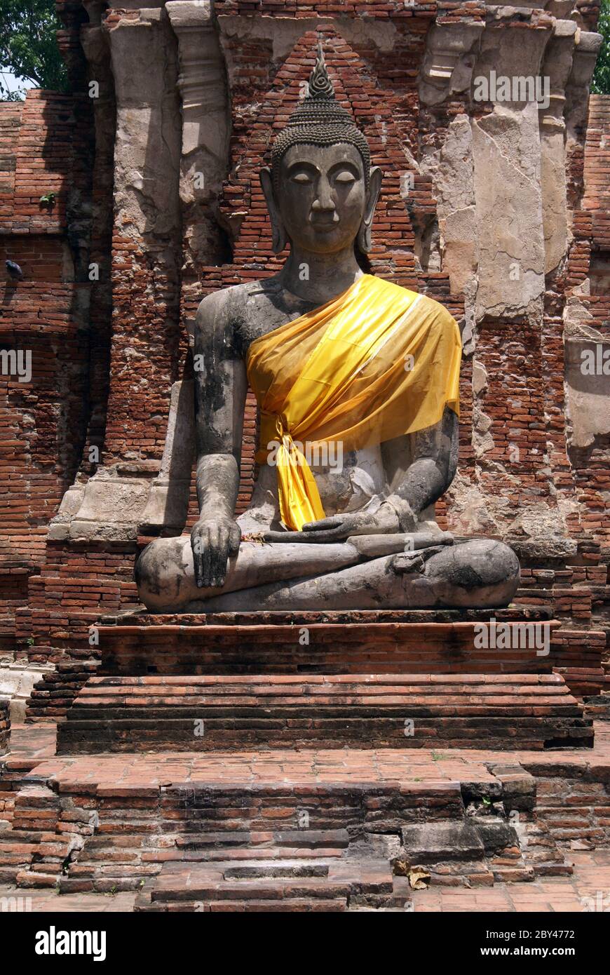Buddha with crossed legs hi-res stock photography and images - Alamy