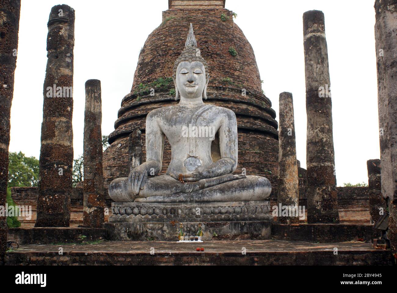 Buddha sitting praying hi-res stock photography and images - Alamy
