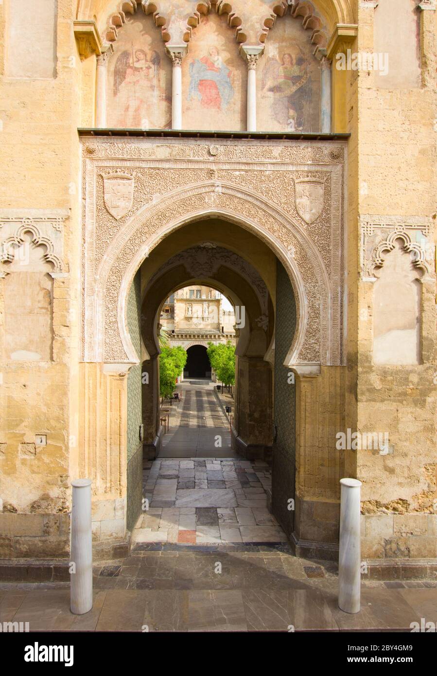 Main door mosque hi-res stock photography and images - Alamy